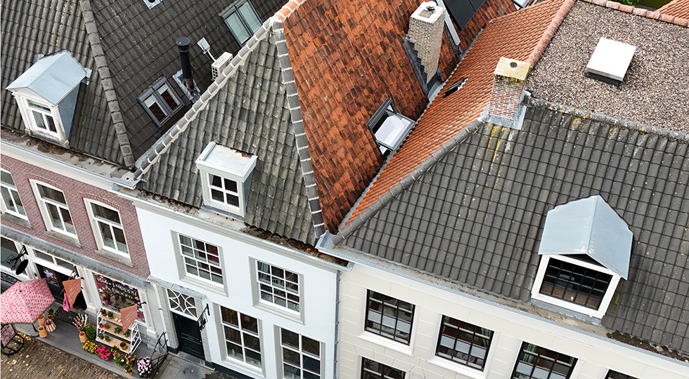 Restauratie en verduurzaming dak rijksmonument in Geertruidenberg